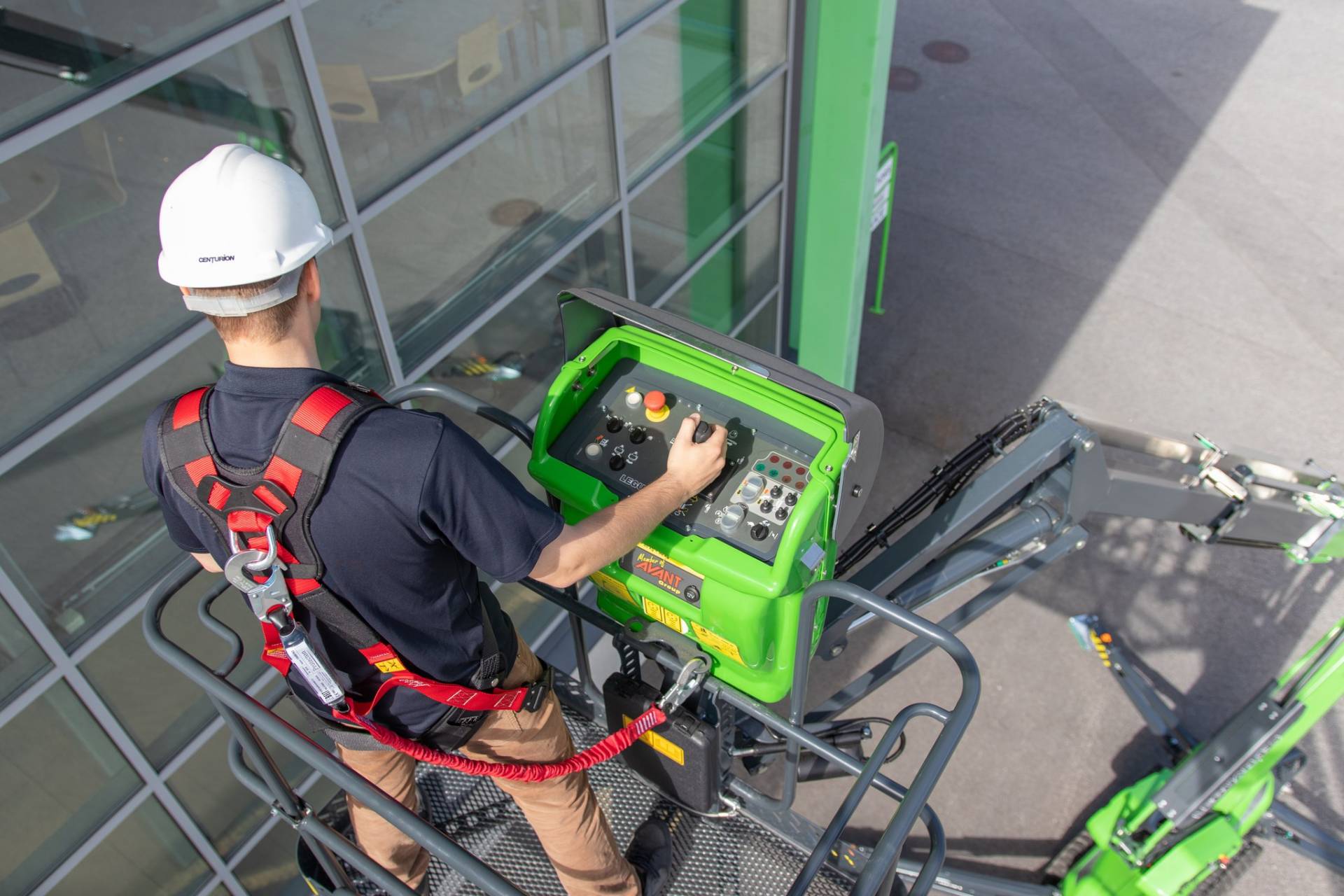 Leguan Lifts | Davies Implements